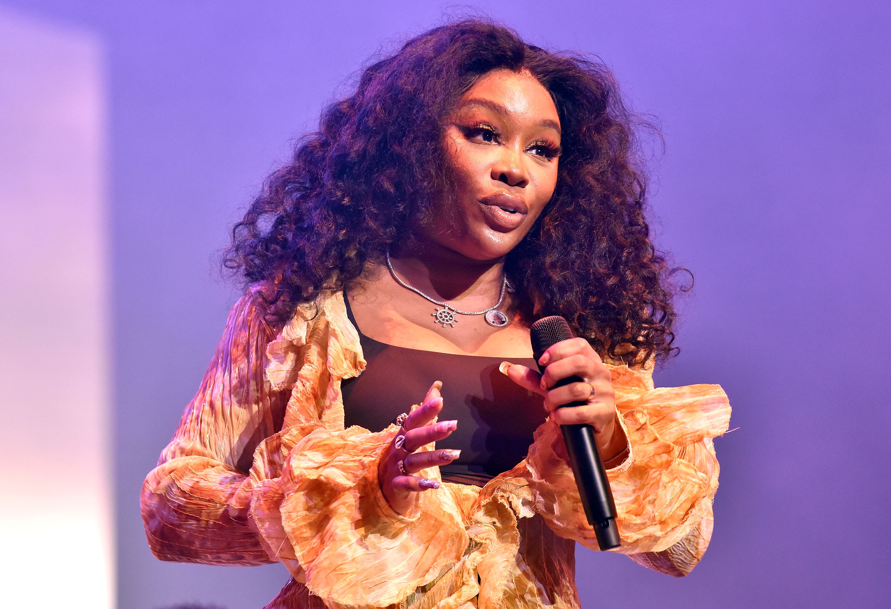 SZA Twerks In A "Sunday School Skirt," Social Media Pokes Fun At Her