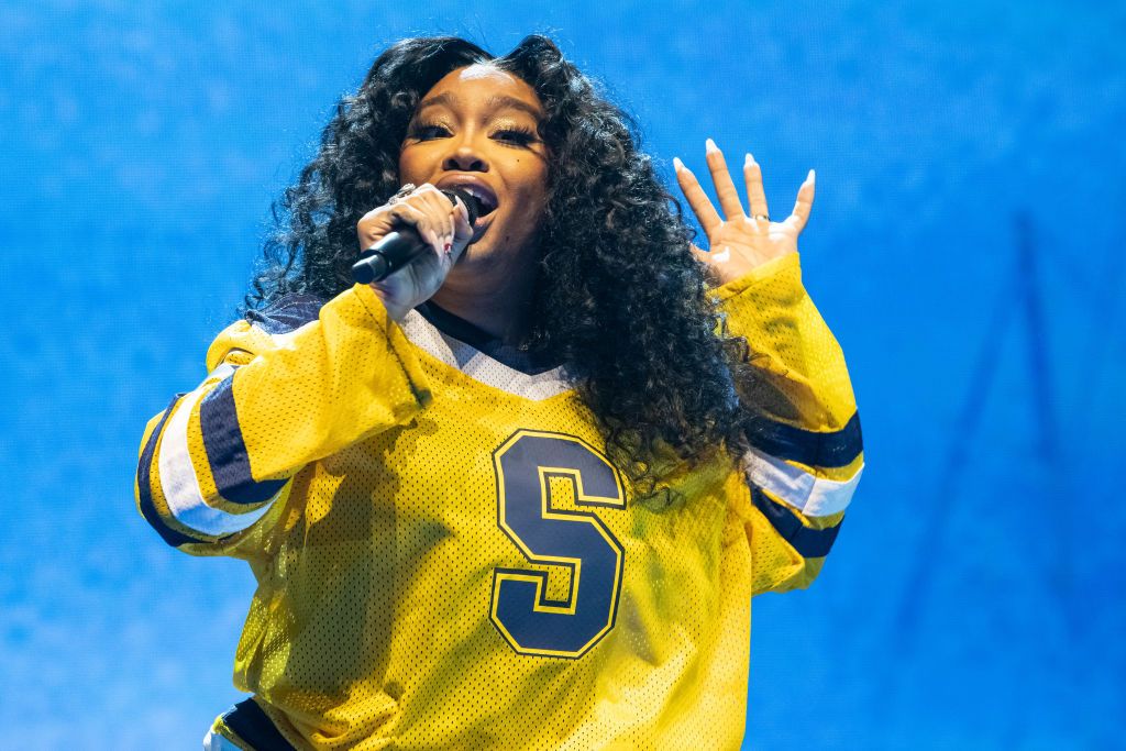 SZA Gets Fans Riled Up With Recording Studio Thirst Trap