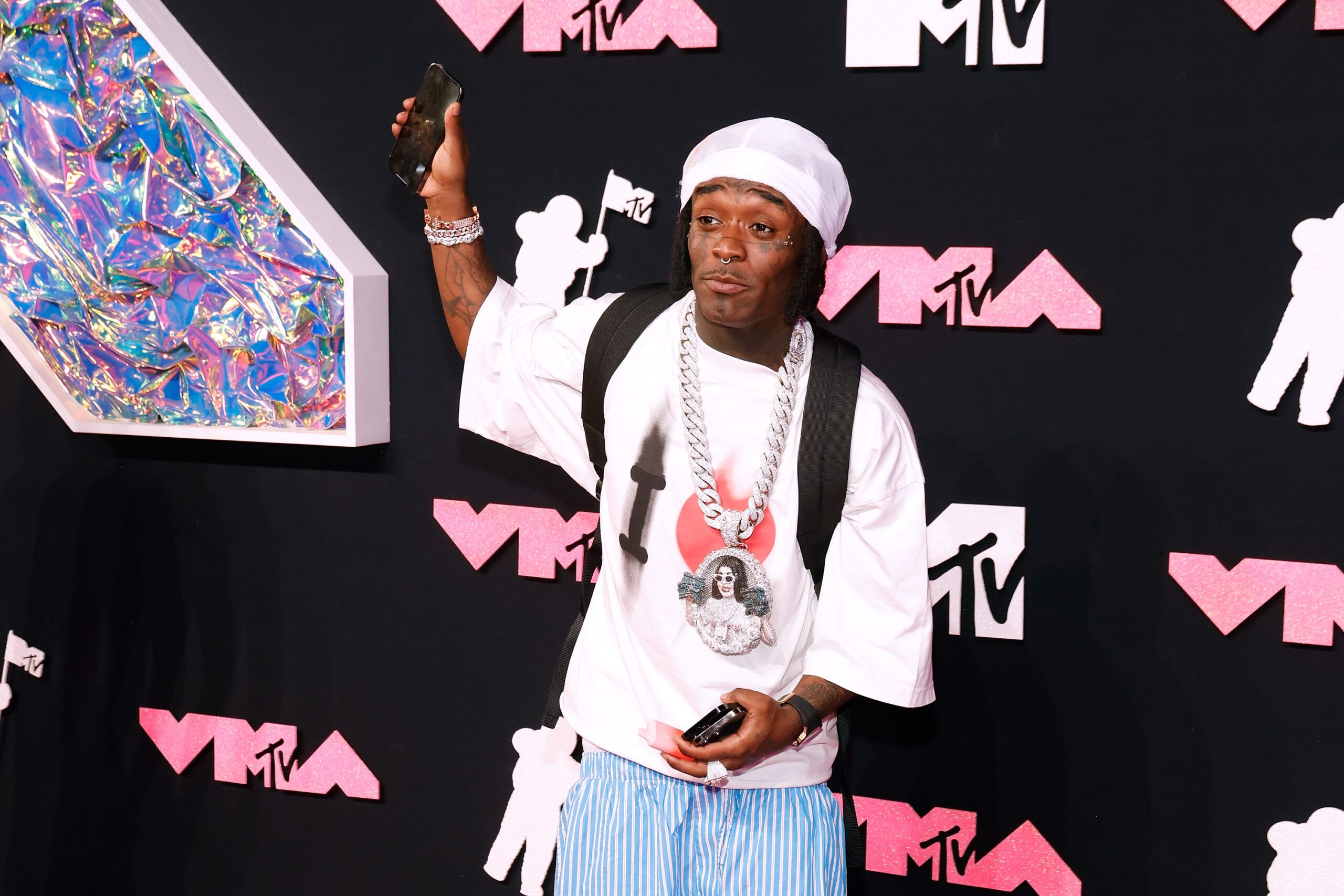 Lil Uzi Vert Debuts New Hairstyle & Brings Out Stacks Of Cash On Stage