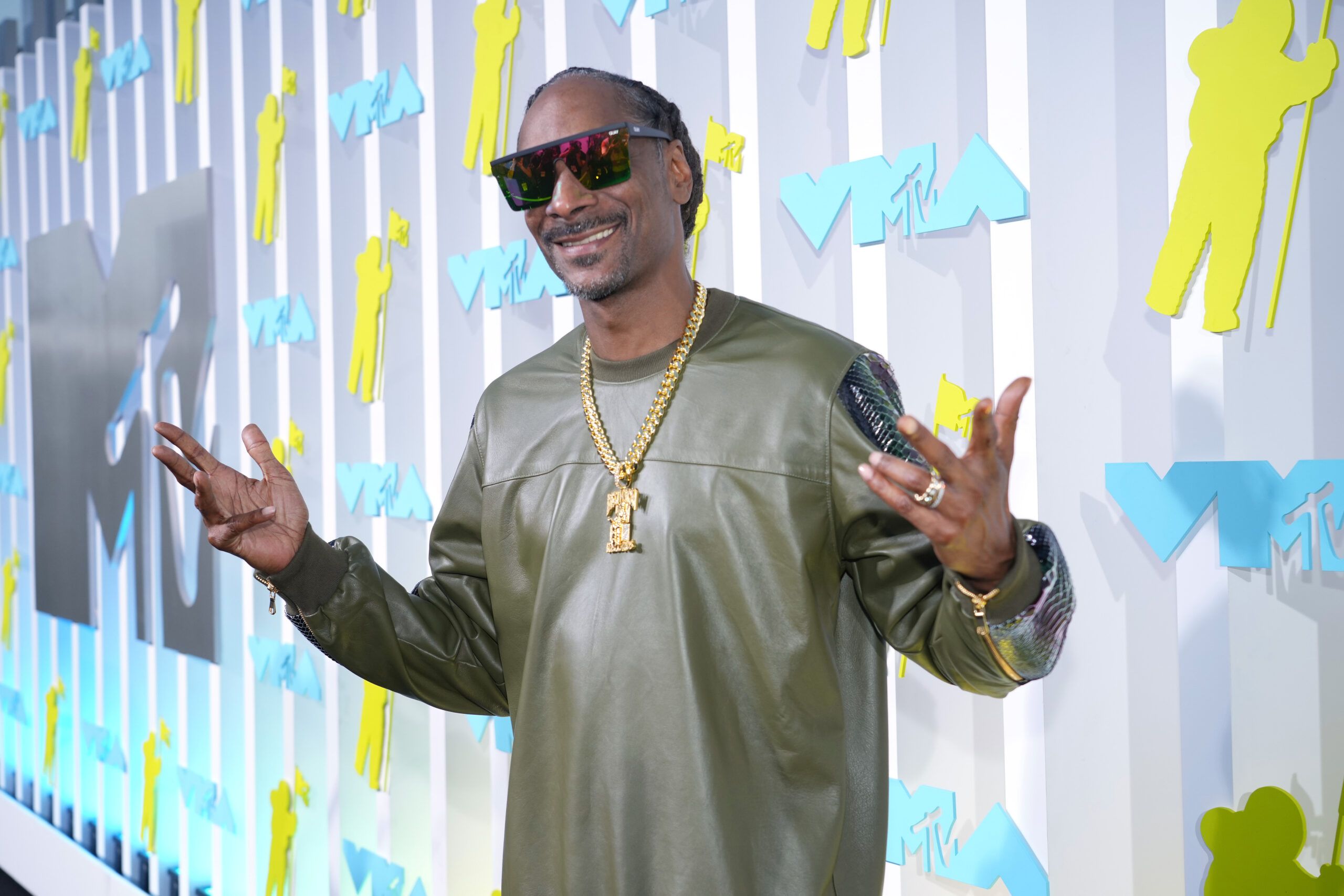 Snoop Dogg Reacts To Viral Lookalike On Plane