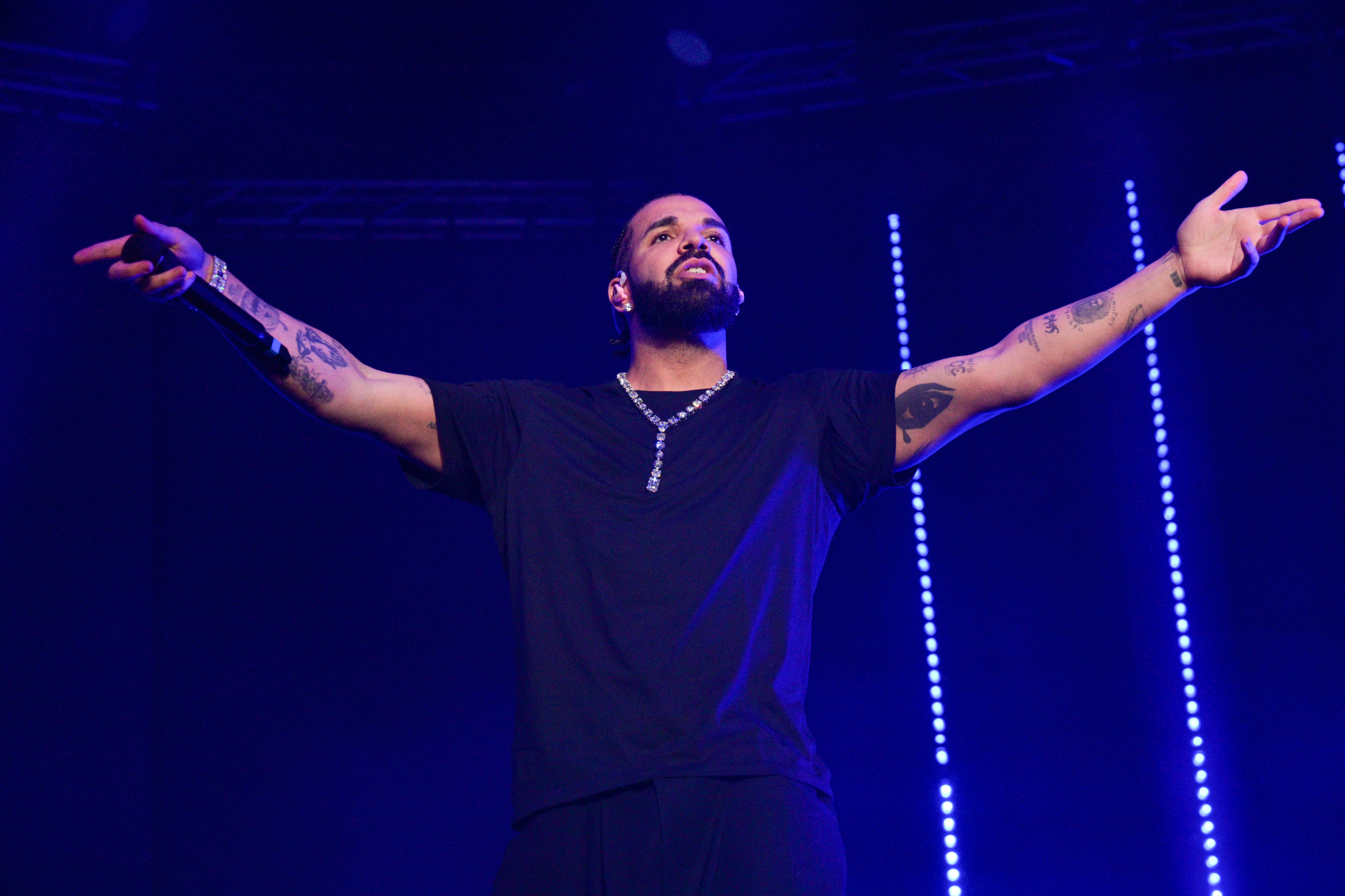 Drake Offers To Pay For Fan's Surgery During Concert