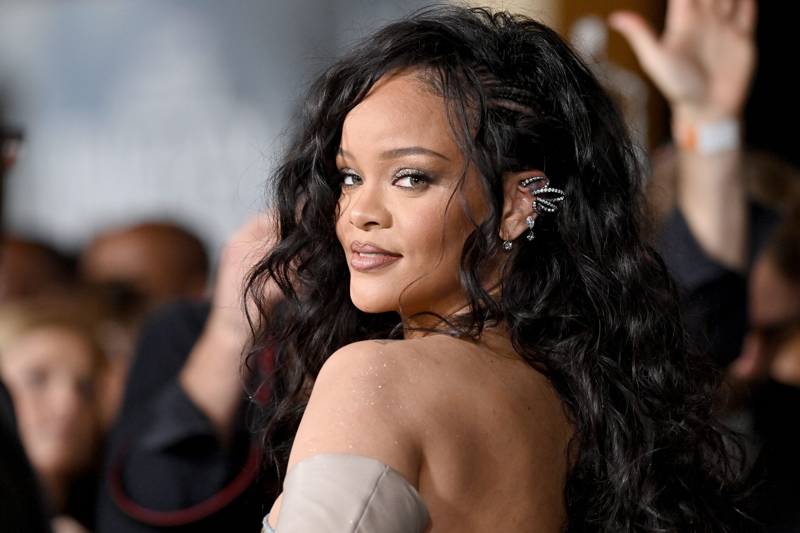 Rihanna Lets Fans Into Her Car To Pose For Pics In Italy