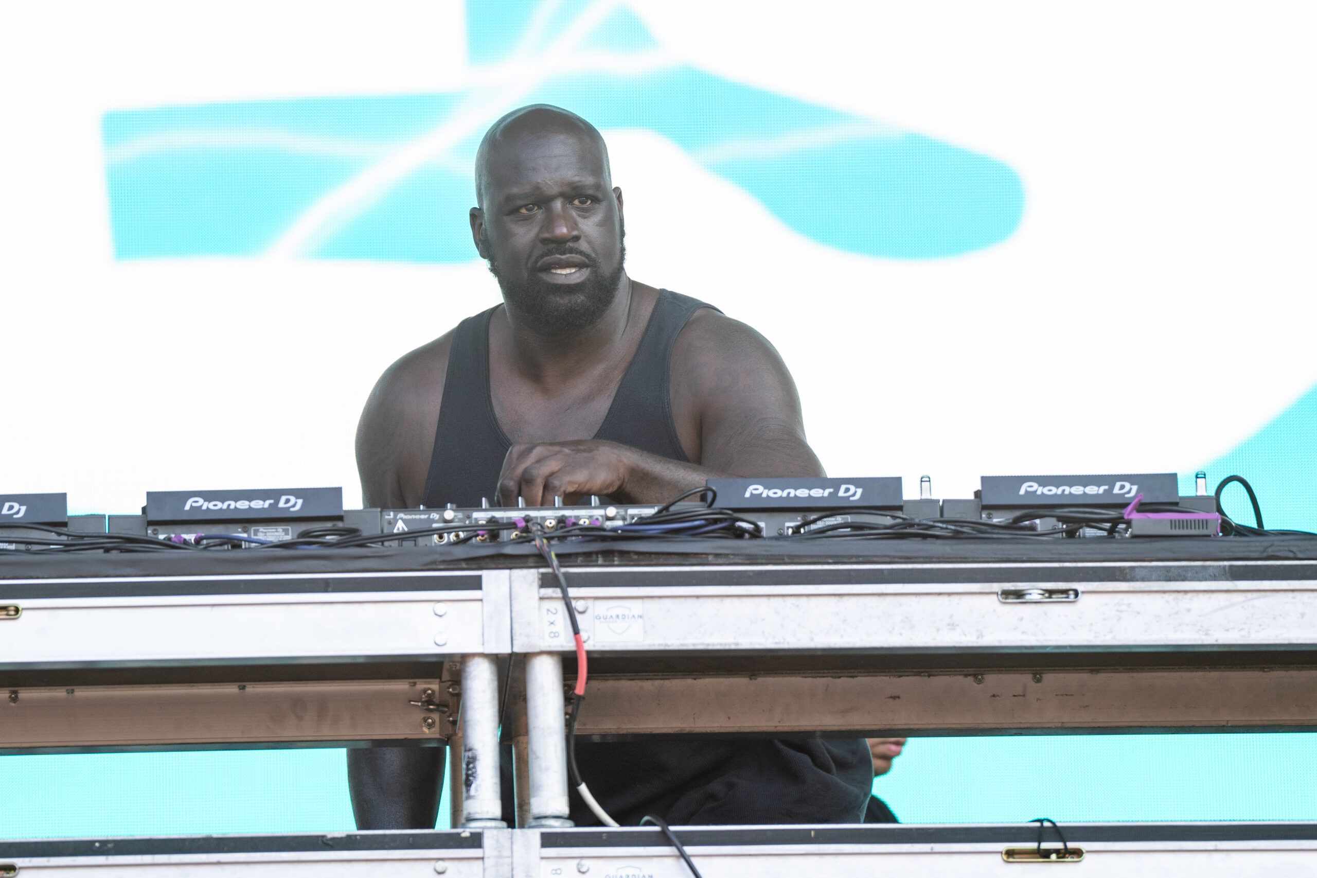 Shaquille O’Neal Disses Kanye West With Fiery Post & Delete