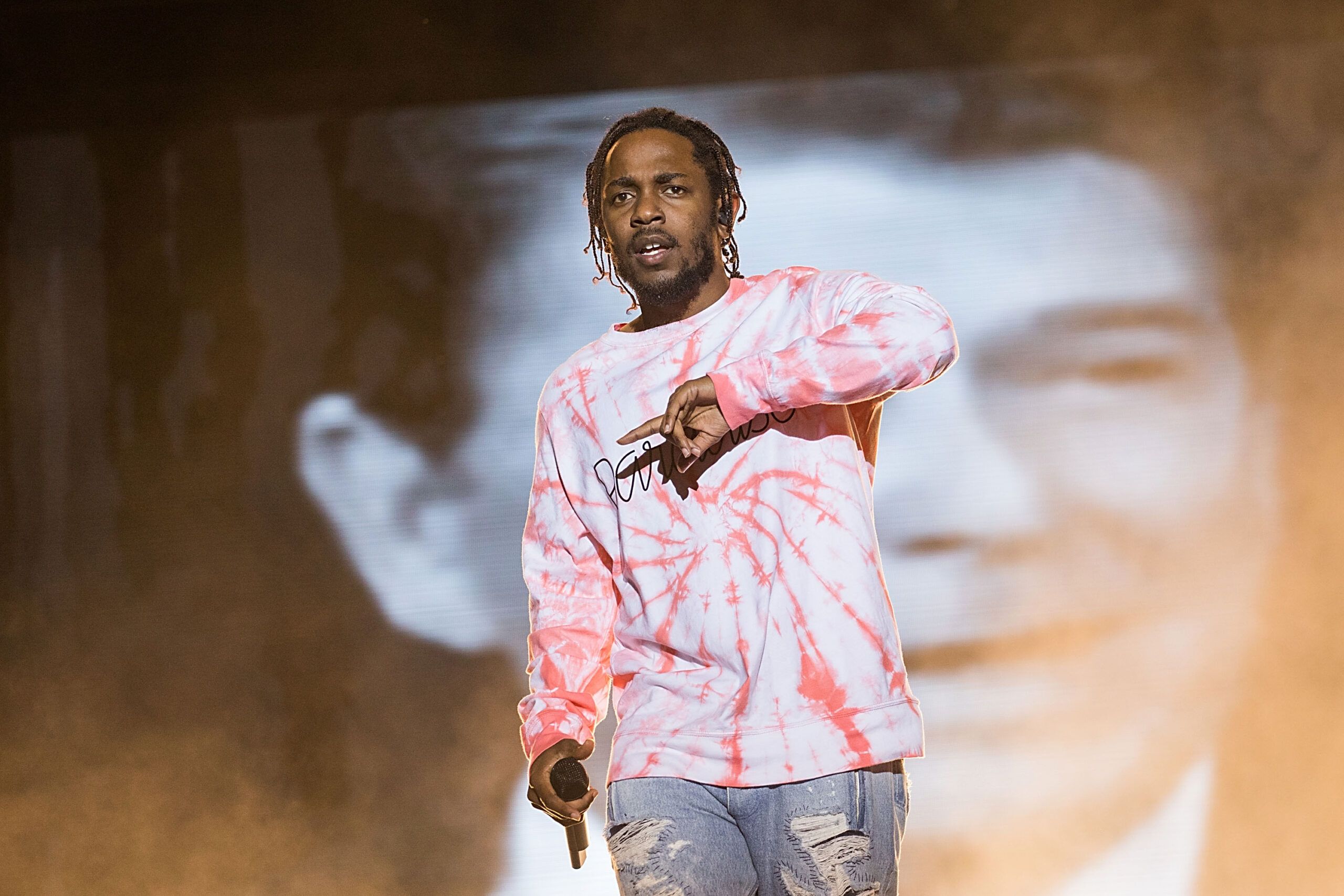 Video Of White Kendrick Lamar Fan Saying N-Word Onstage With Him ...