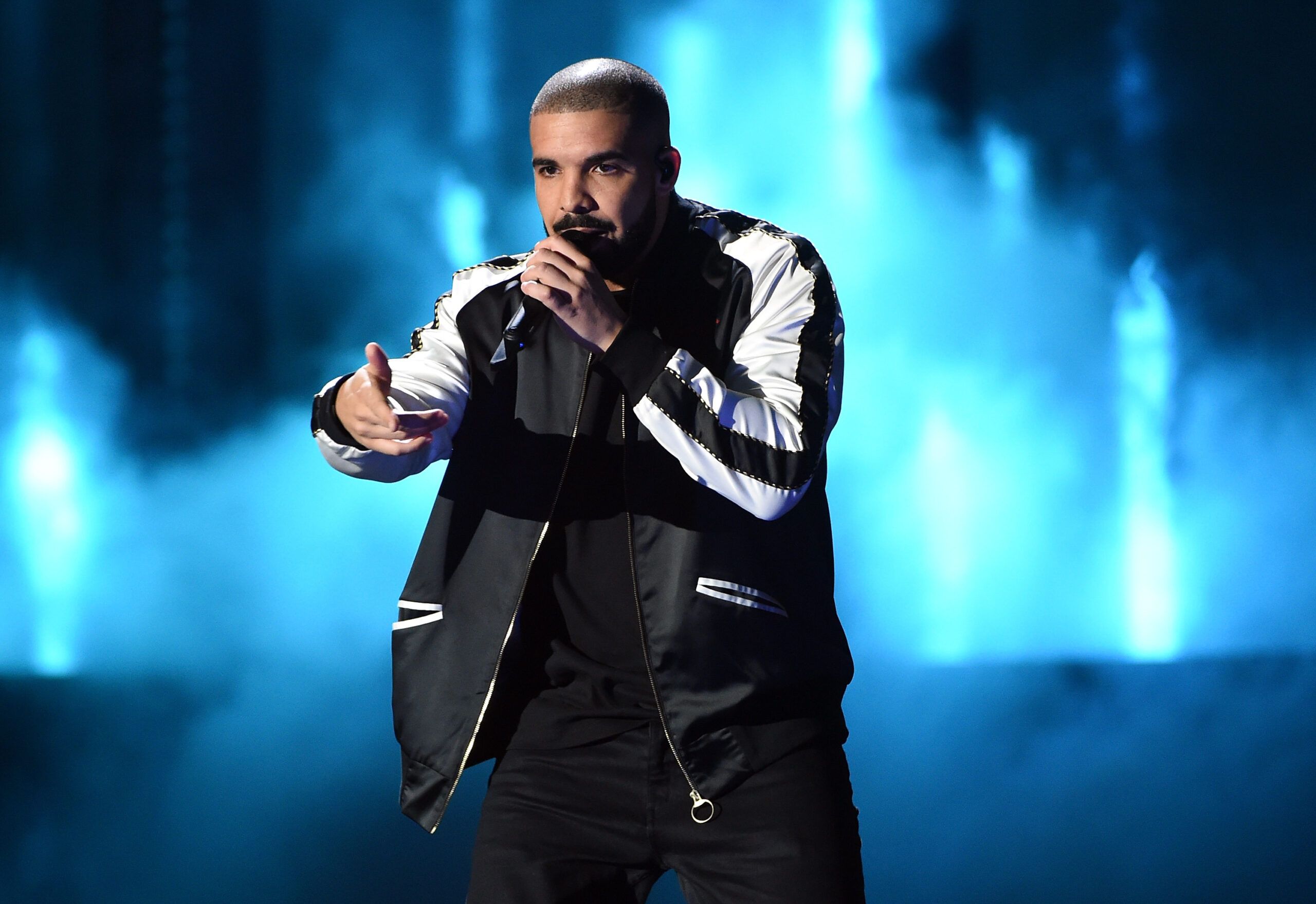 Drake Posts New Photos Of Himself In Nike Gear As Kendrick Lamar Feud ...