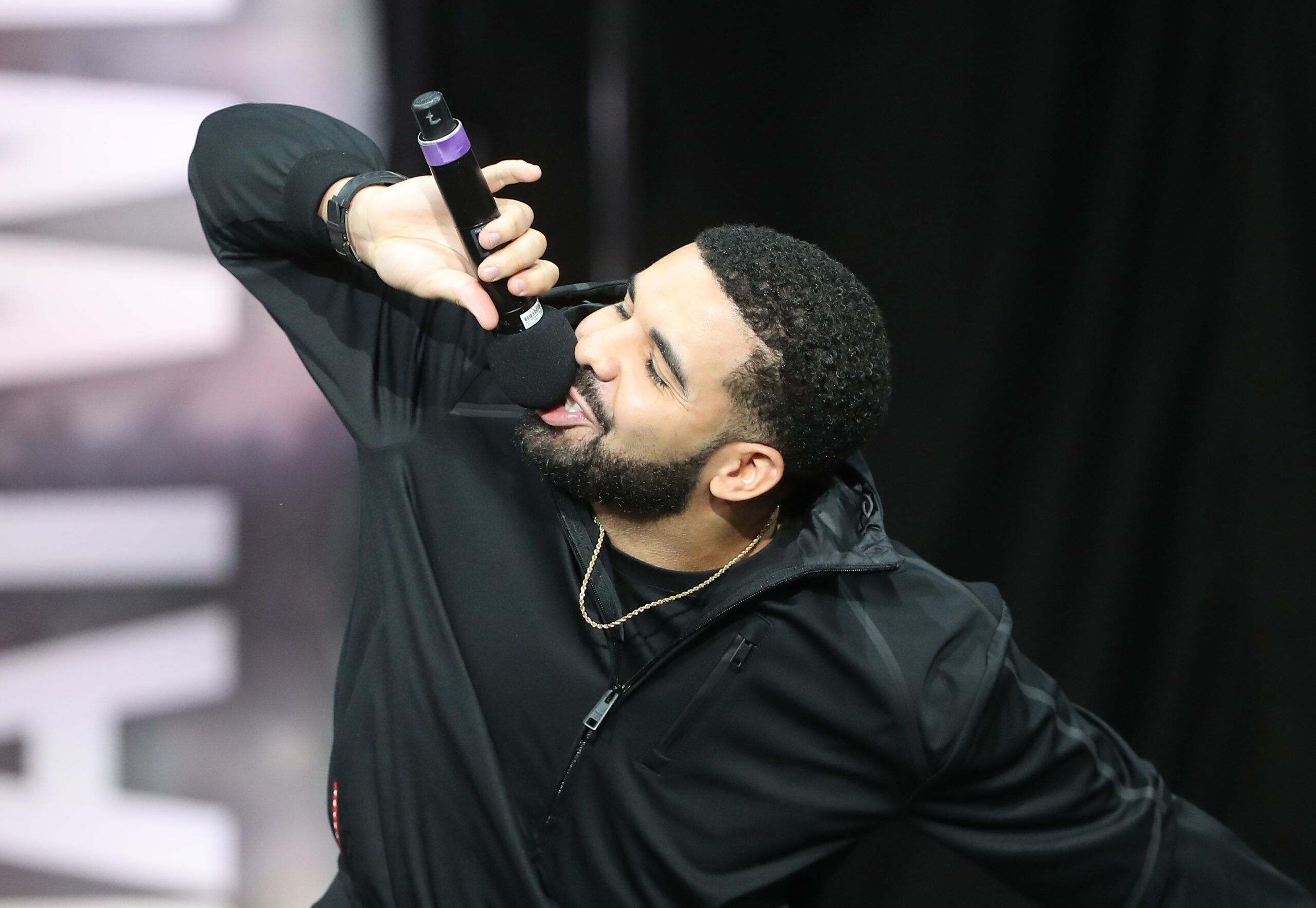 Drake Falls Head Over Heels For A Female Security Guard At His ...