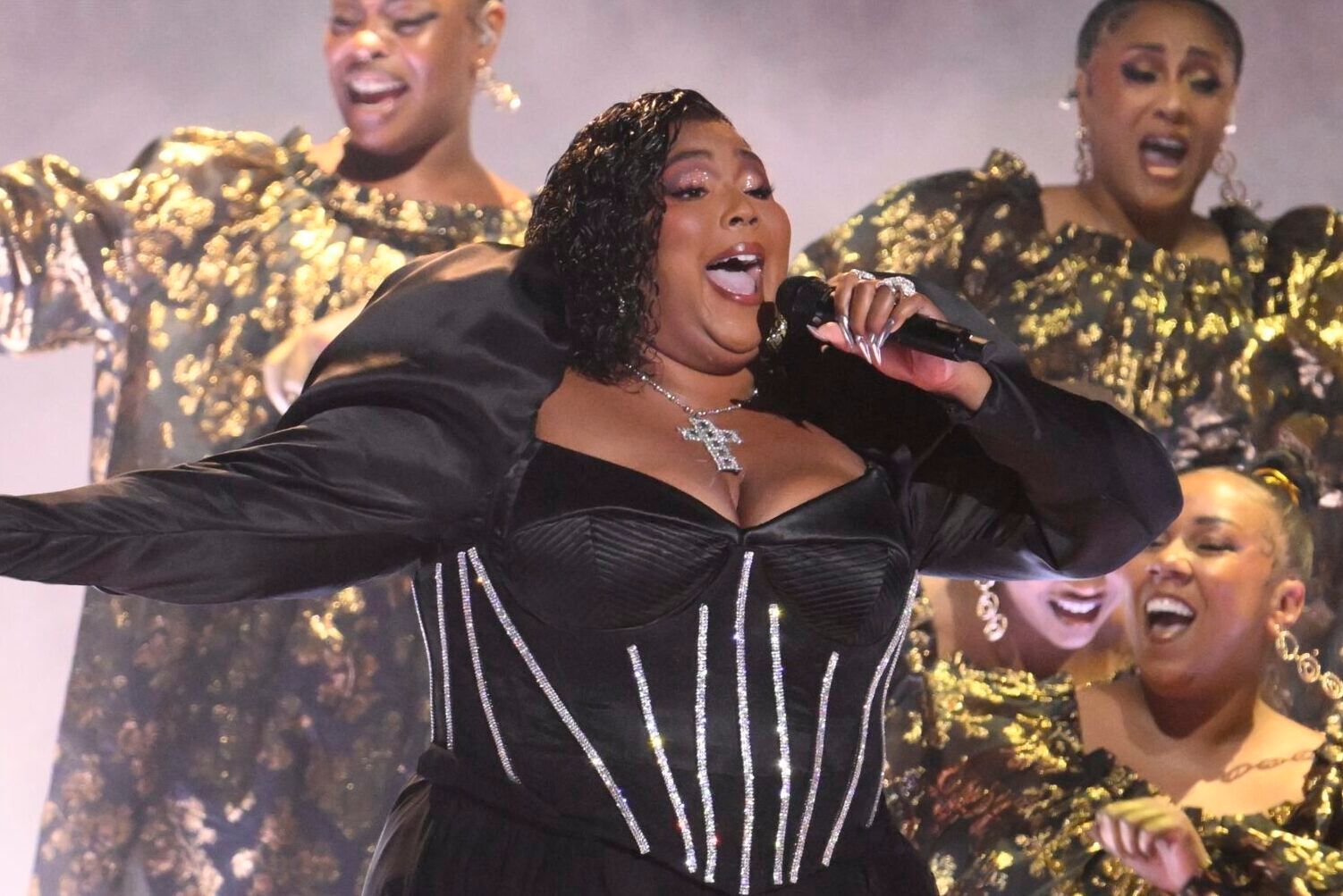 Lizzo Continues To Shock & Impress Skeptical Fans With Her Weight Loss ...