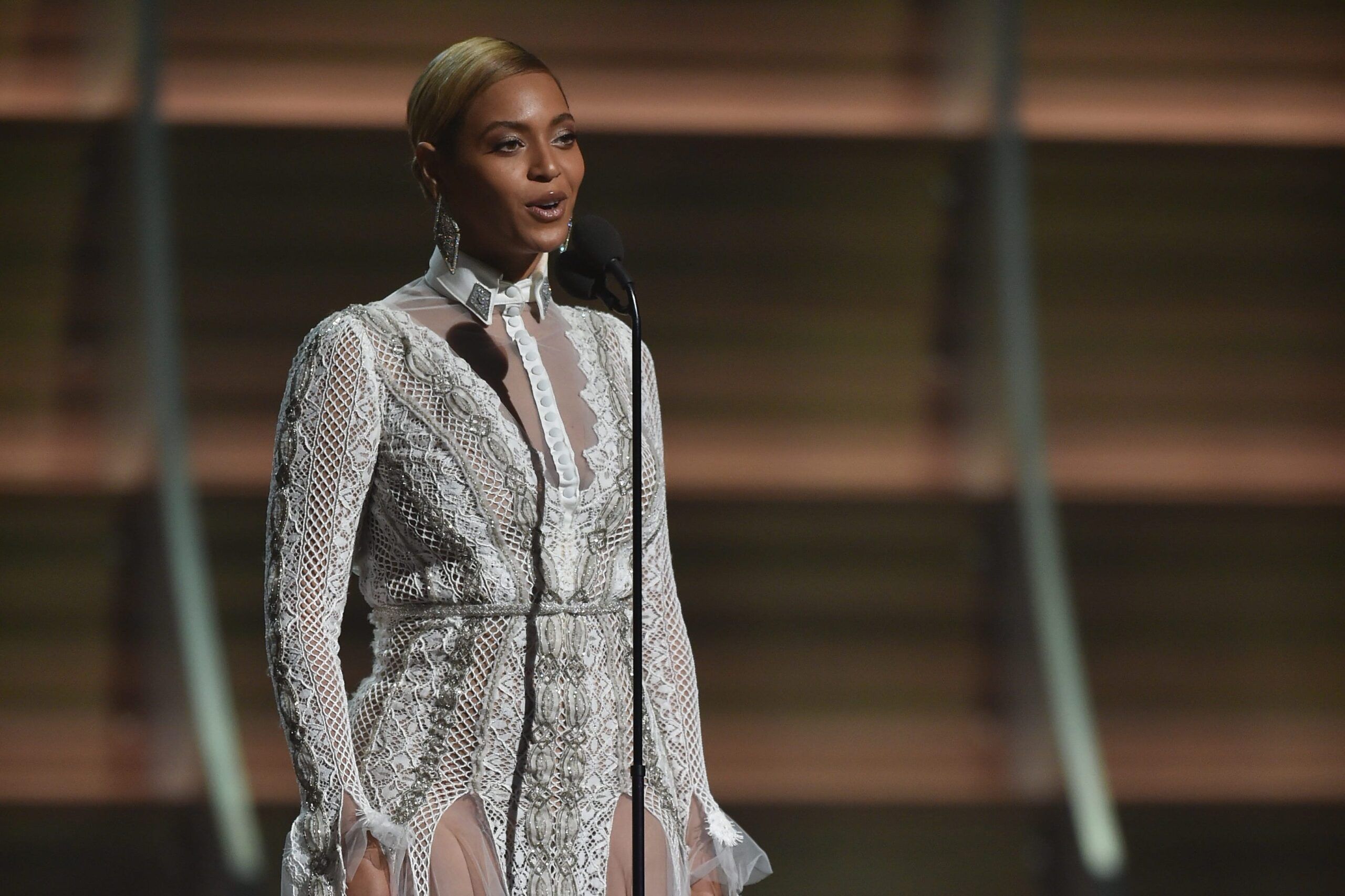 "I'm Feeling Myself": Nicki Minaj & Beyonce Fans Come To Blows Over New ...