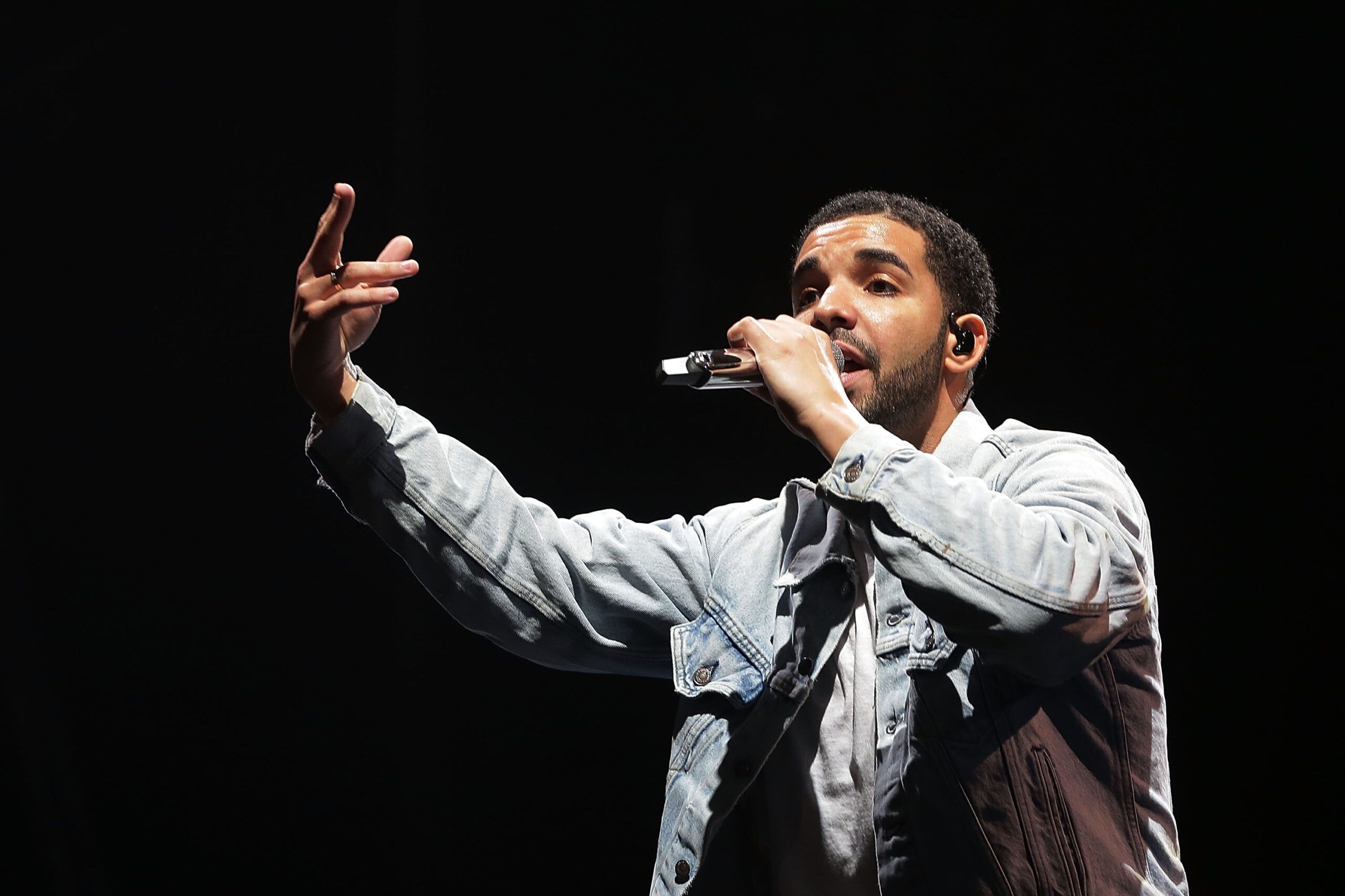 Drake Affirms That He's "Very Much Alive" At First Show Of His "Anita ...