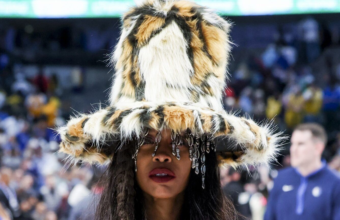 Erykah Badu Goes Viral With Curvaceous Outfit & Performance