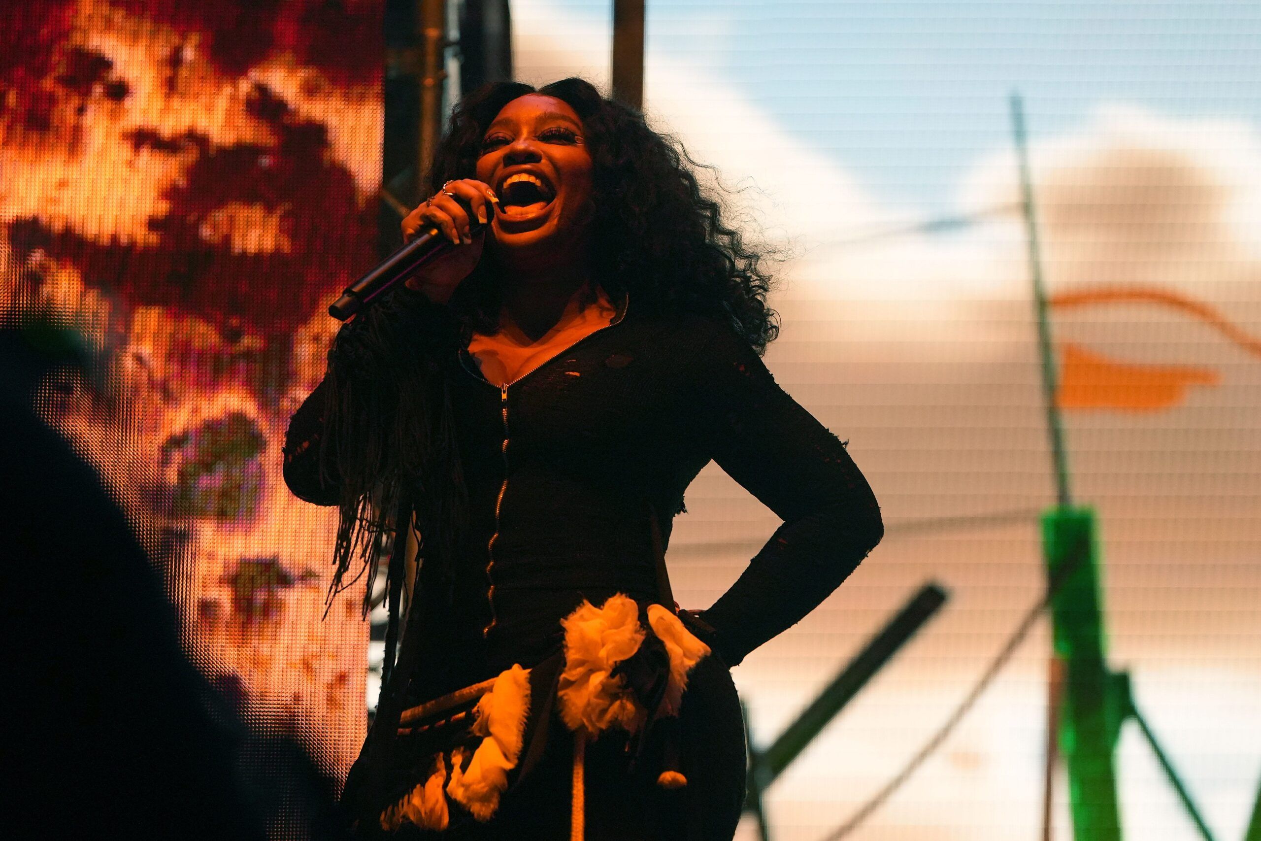 SZA Nearly Falls Over Her Dancer During Stunning "Grand National" Tour ...