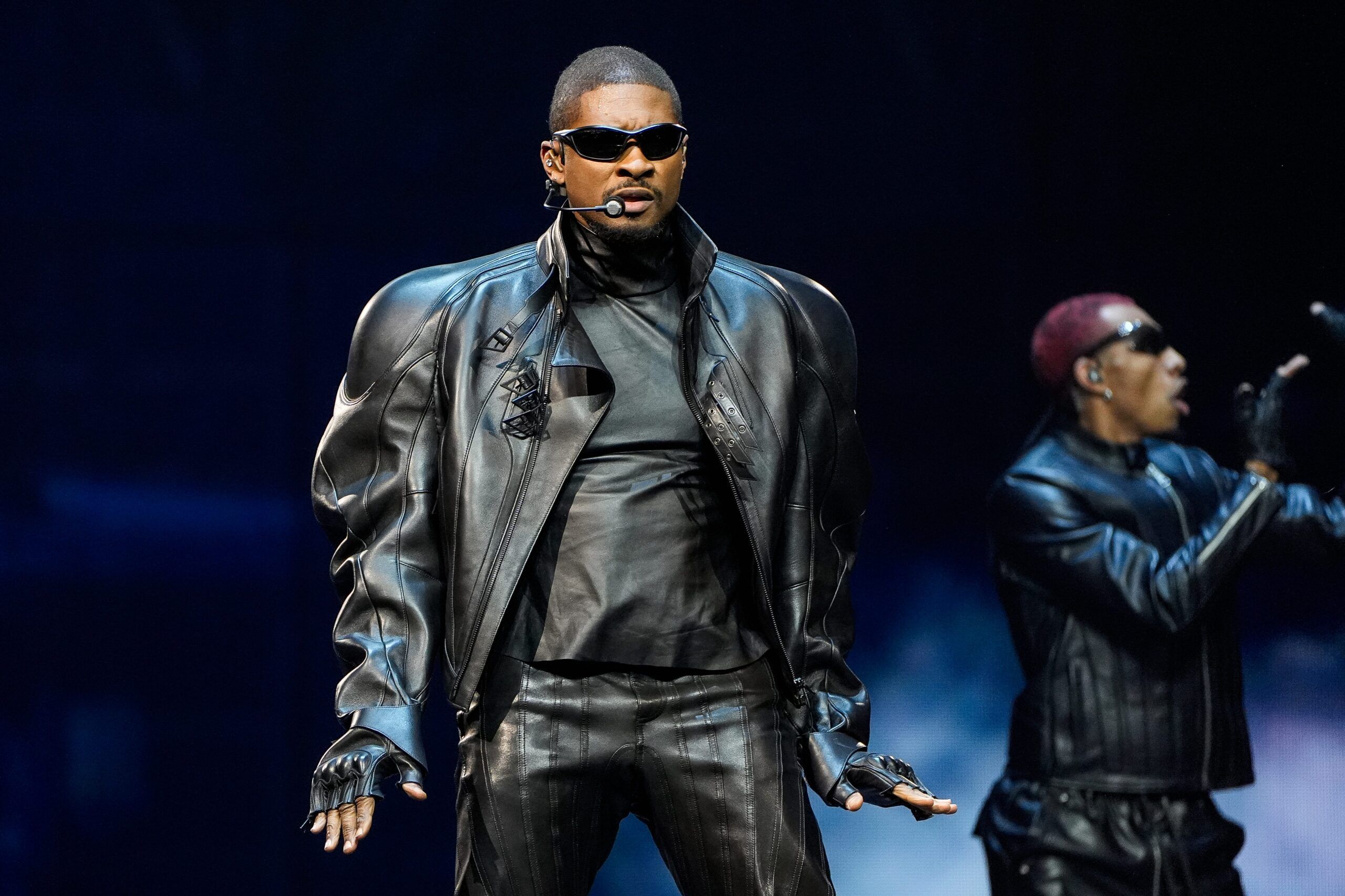 Usher Seduces Yet Another Fan With Viral Sultry Serenade During His Tour