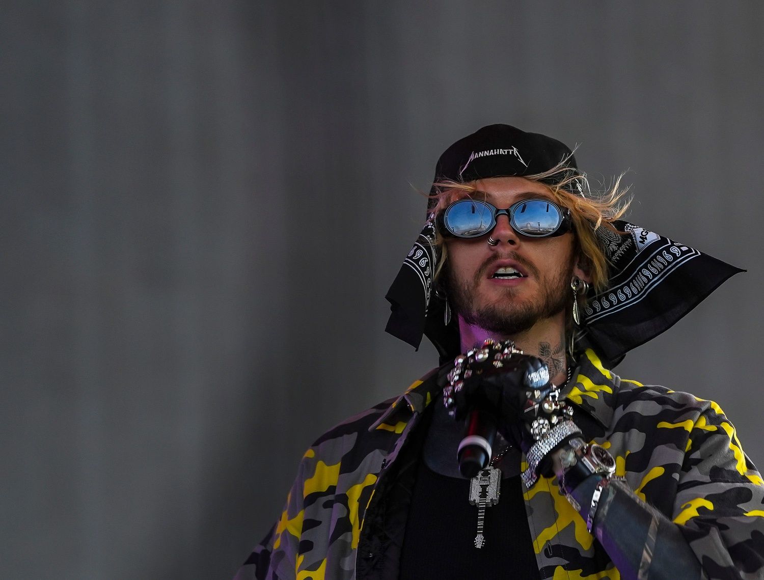 Machine Gun Kelly Responds To Homophobic Backlash Over His New Pop ...