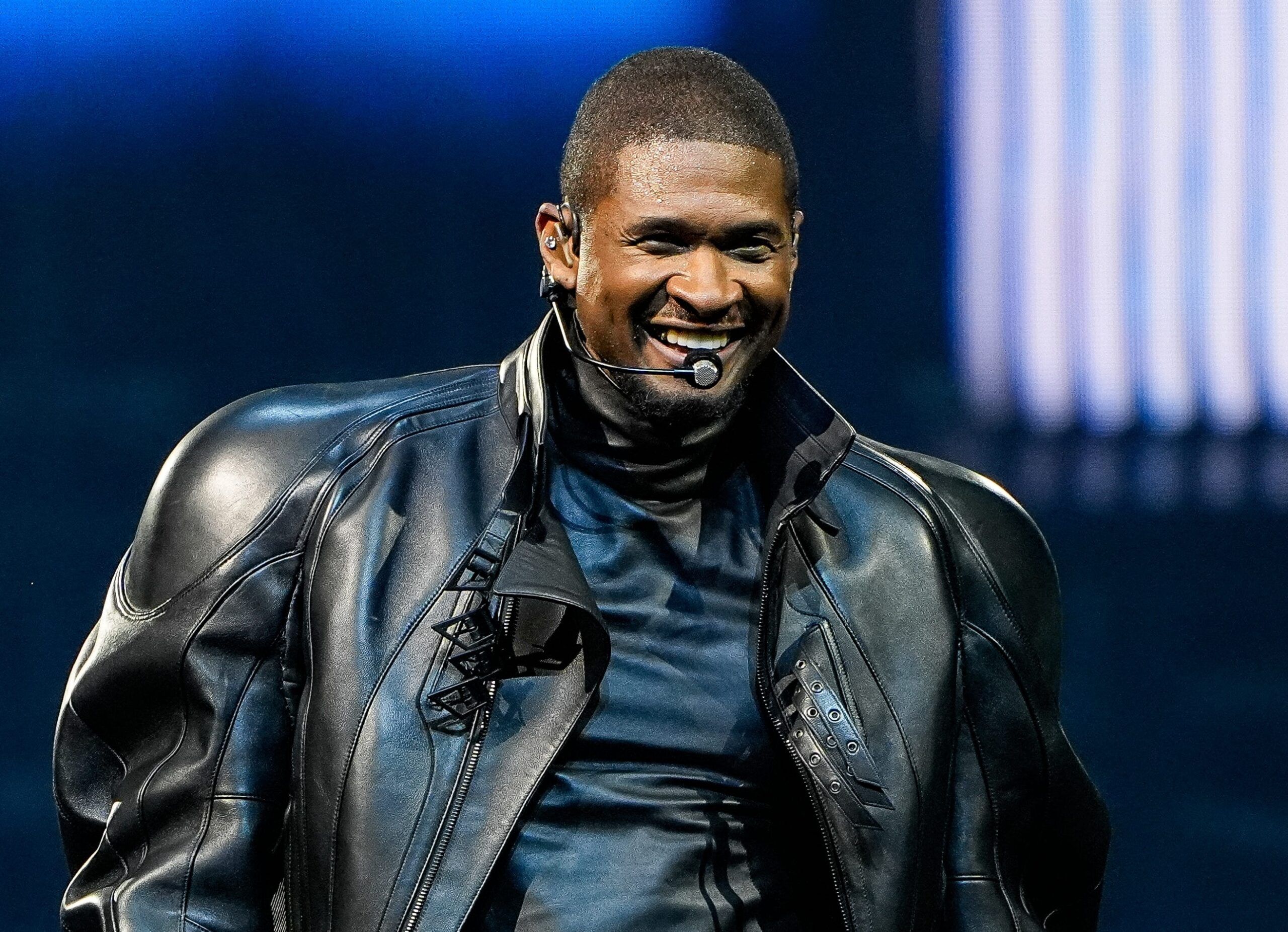 Security Guard Disgusted By Usher’s Steamy Moment With Fan