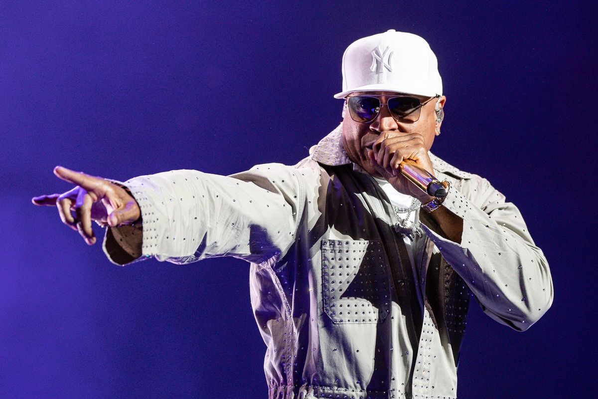 Lil Wayne Kicks Off The Carter VI Tour With LL Cool J For "Bells"