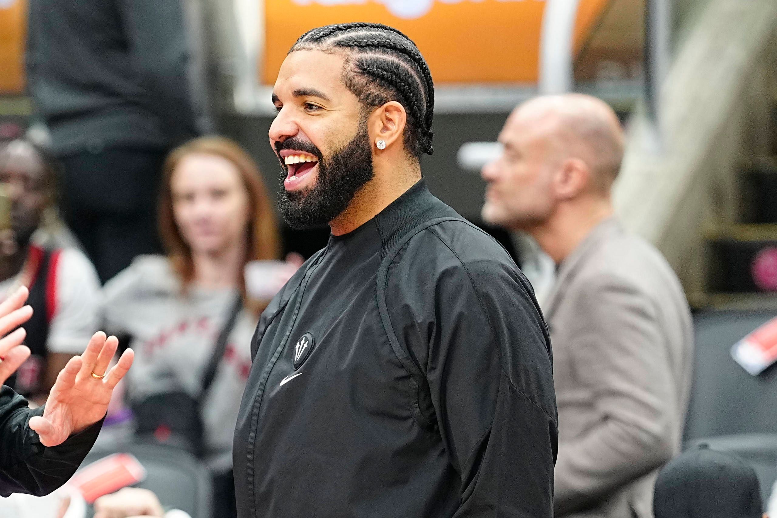 Drake Lets A Whole Arena Sing For Him During UK Tour Stop