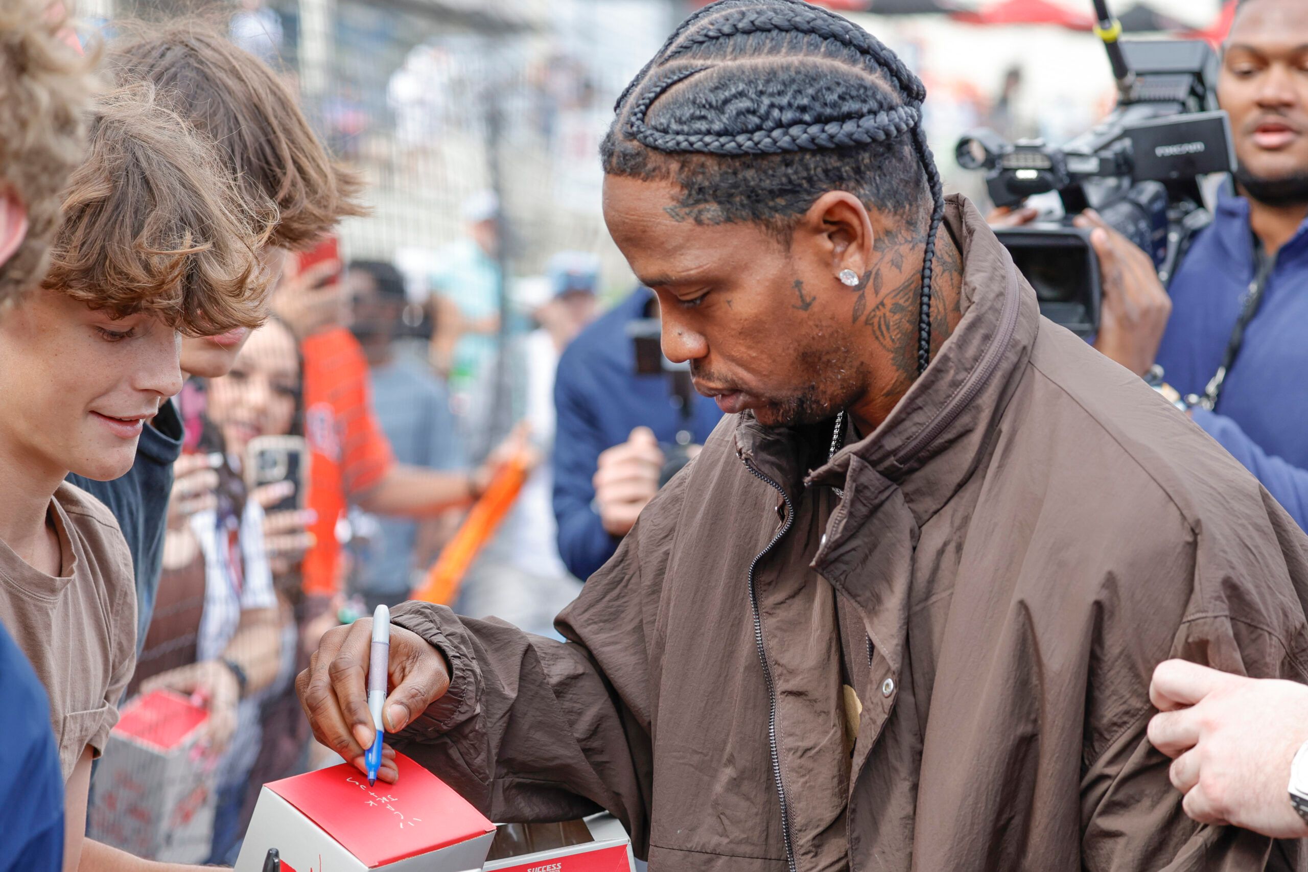 Travis Scott Shouts Out Justin Bieber's "SWAG" After Sales Battle