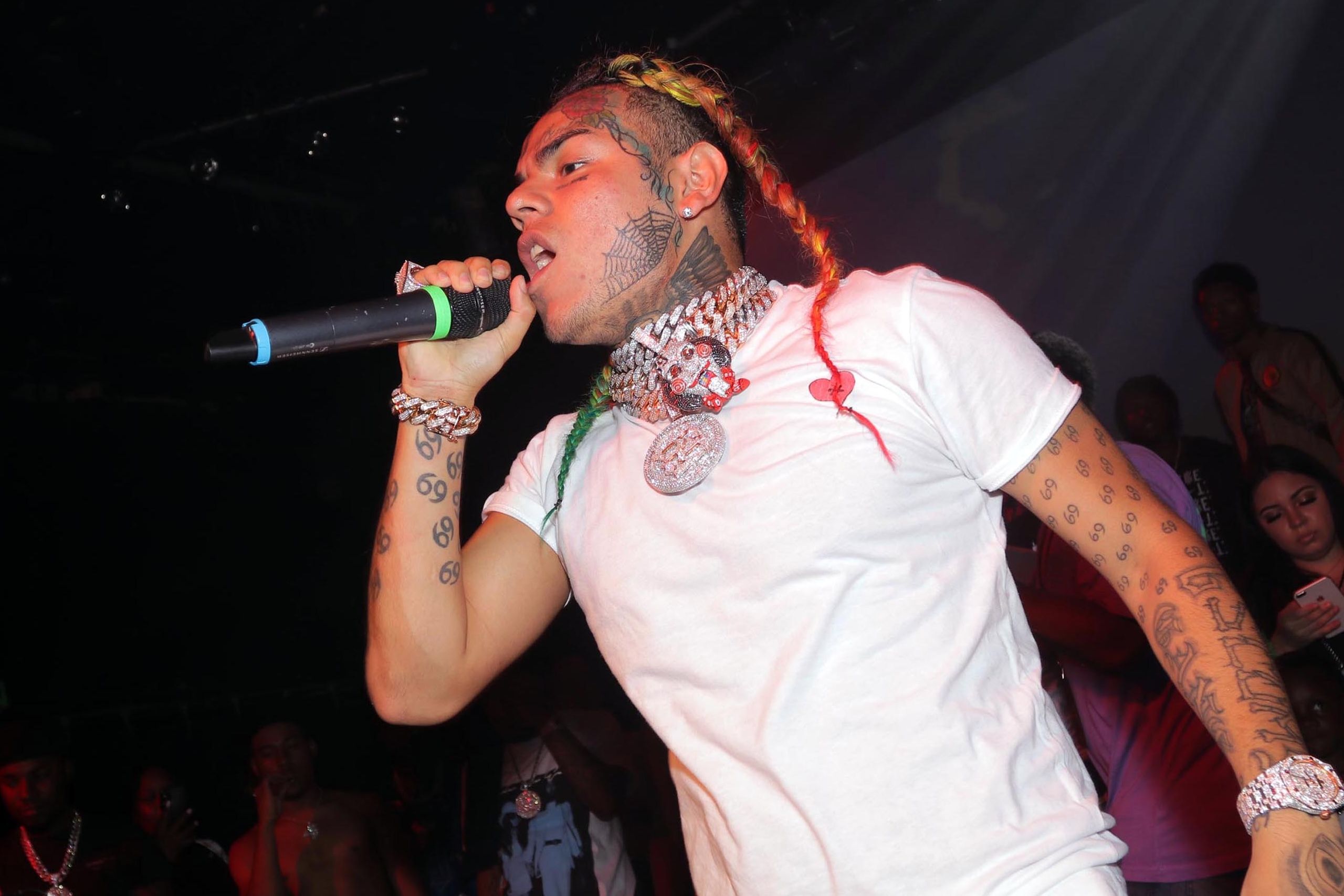 6ix9ine Back Under House Arrest Until Sentencing For Assault Plea