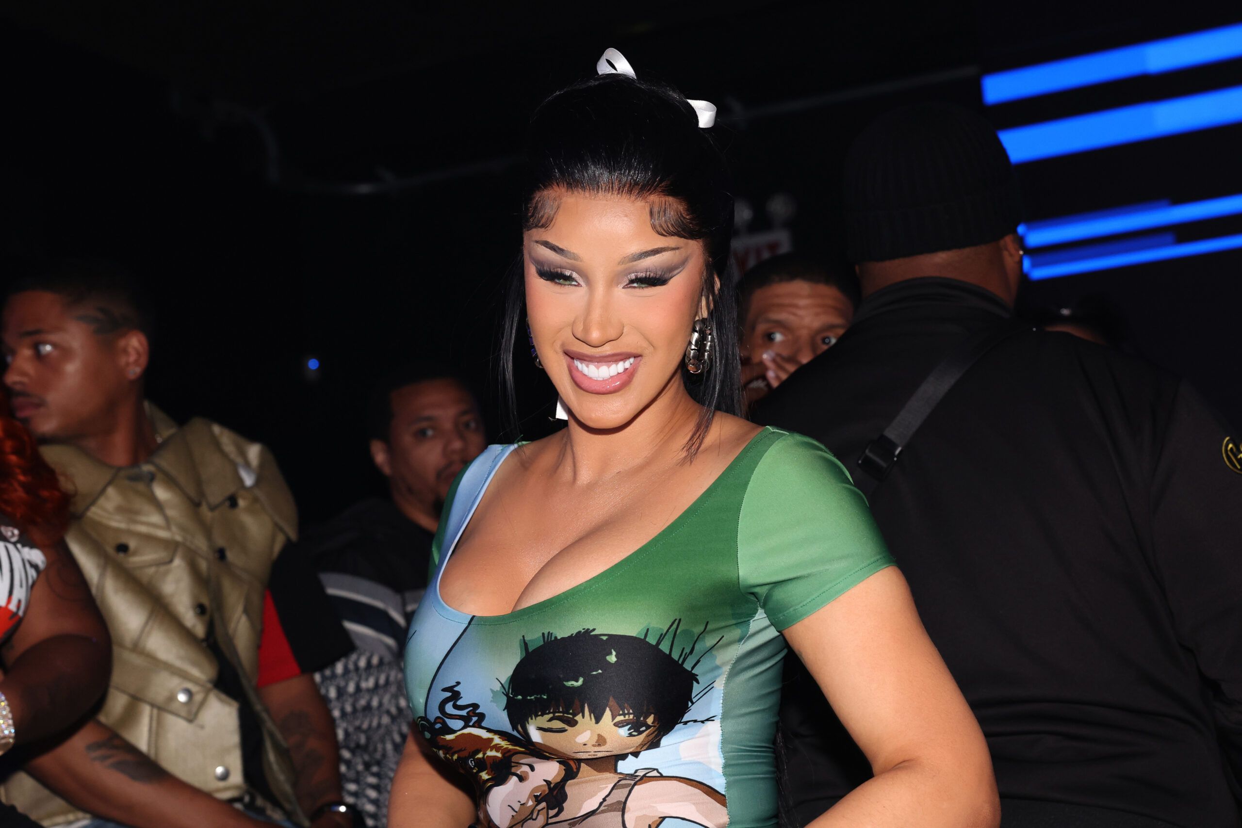 Cardi B Sells Copies Of "Am I The Drama?" On The Streets Of Manhattan ...