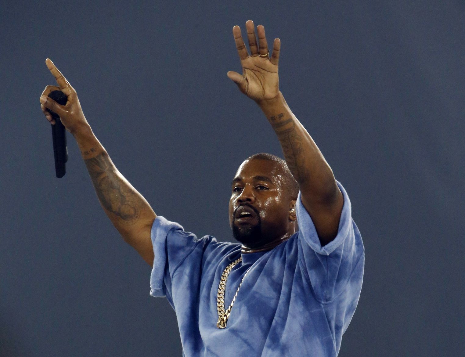 Kanye West Spotted Interacting With Fans At Disneyland With Bianca ...