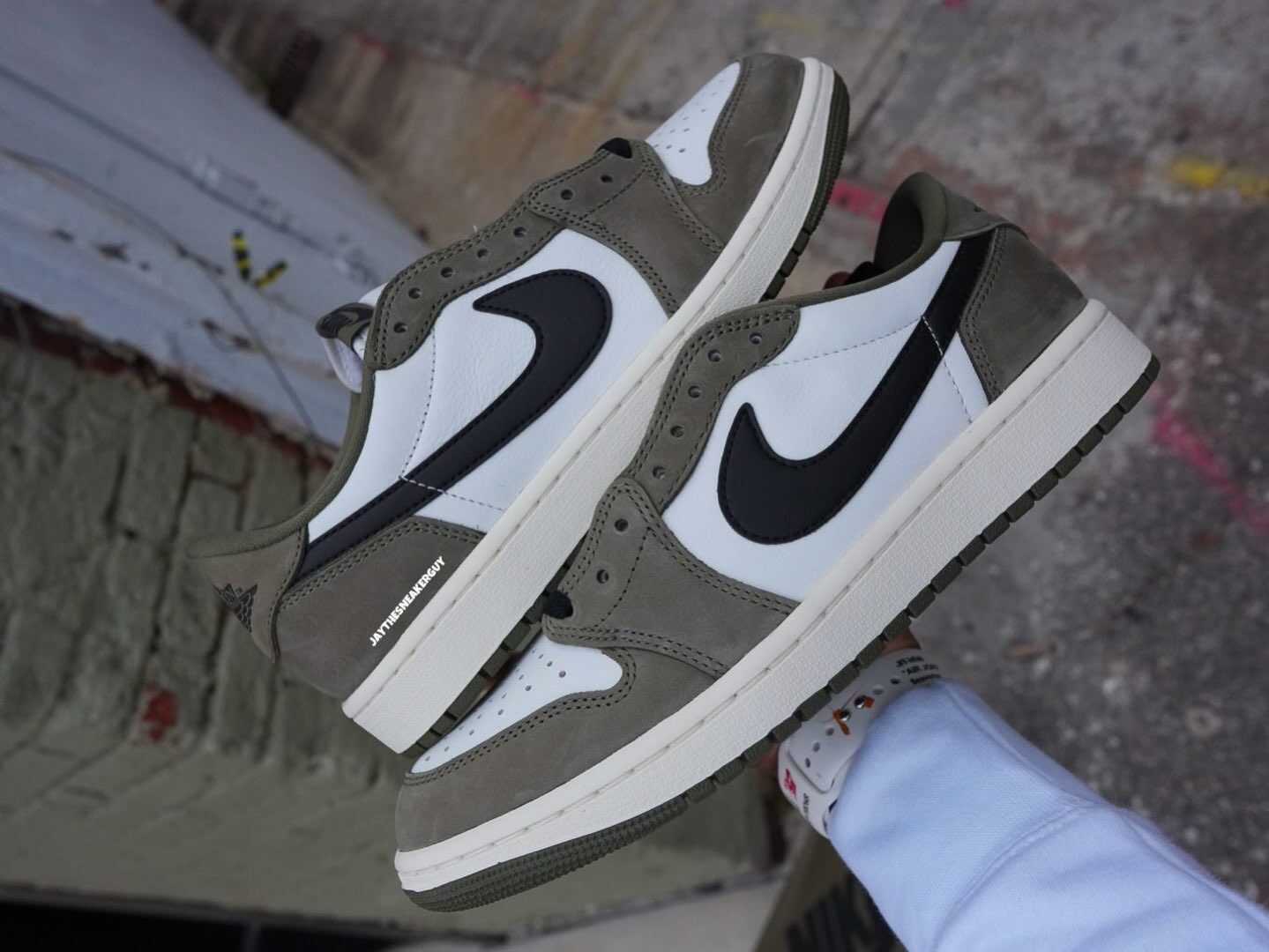 More Images Surface Of Air Jordan 1 Low "Medium Olive"