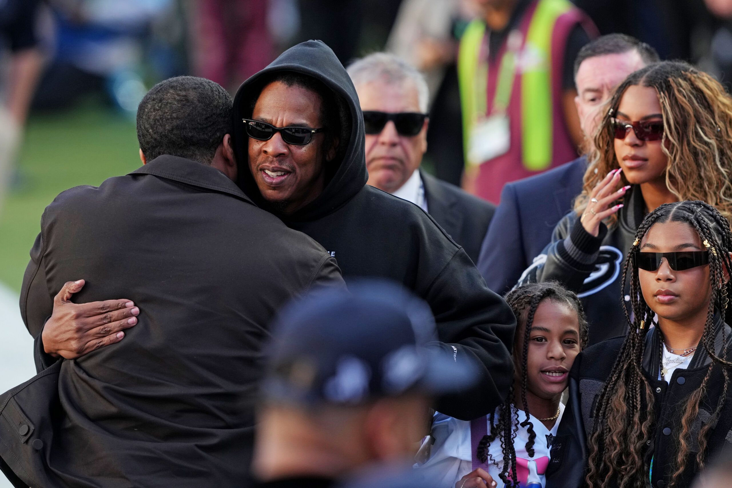 Jay-Z, Beyoncé & Their Kids Spotted On Rare Family Outing