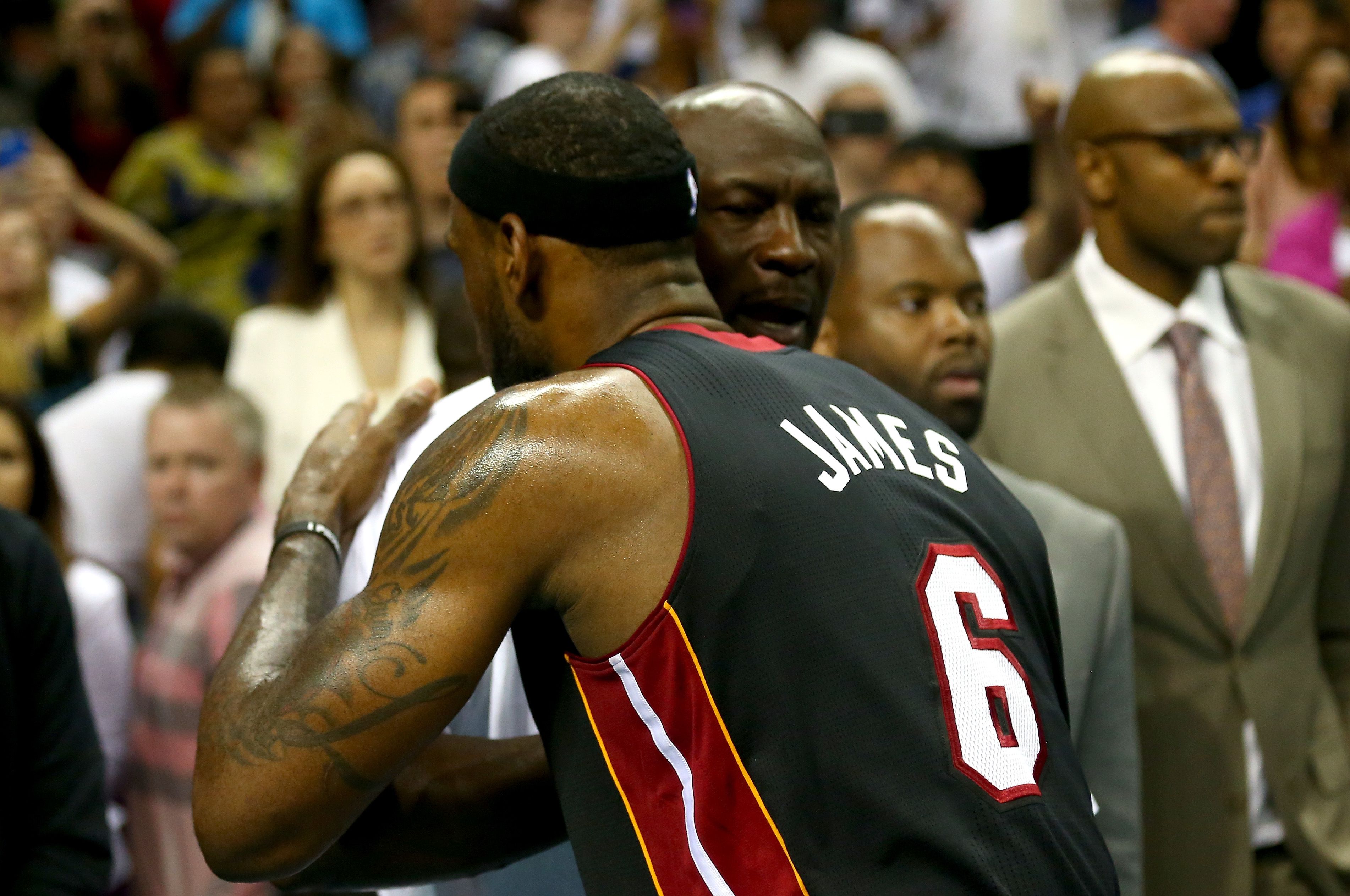 LeBron James & Michael Jordan Early 2000s Scrimmage Photo Surfaces