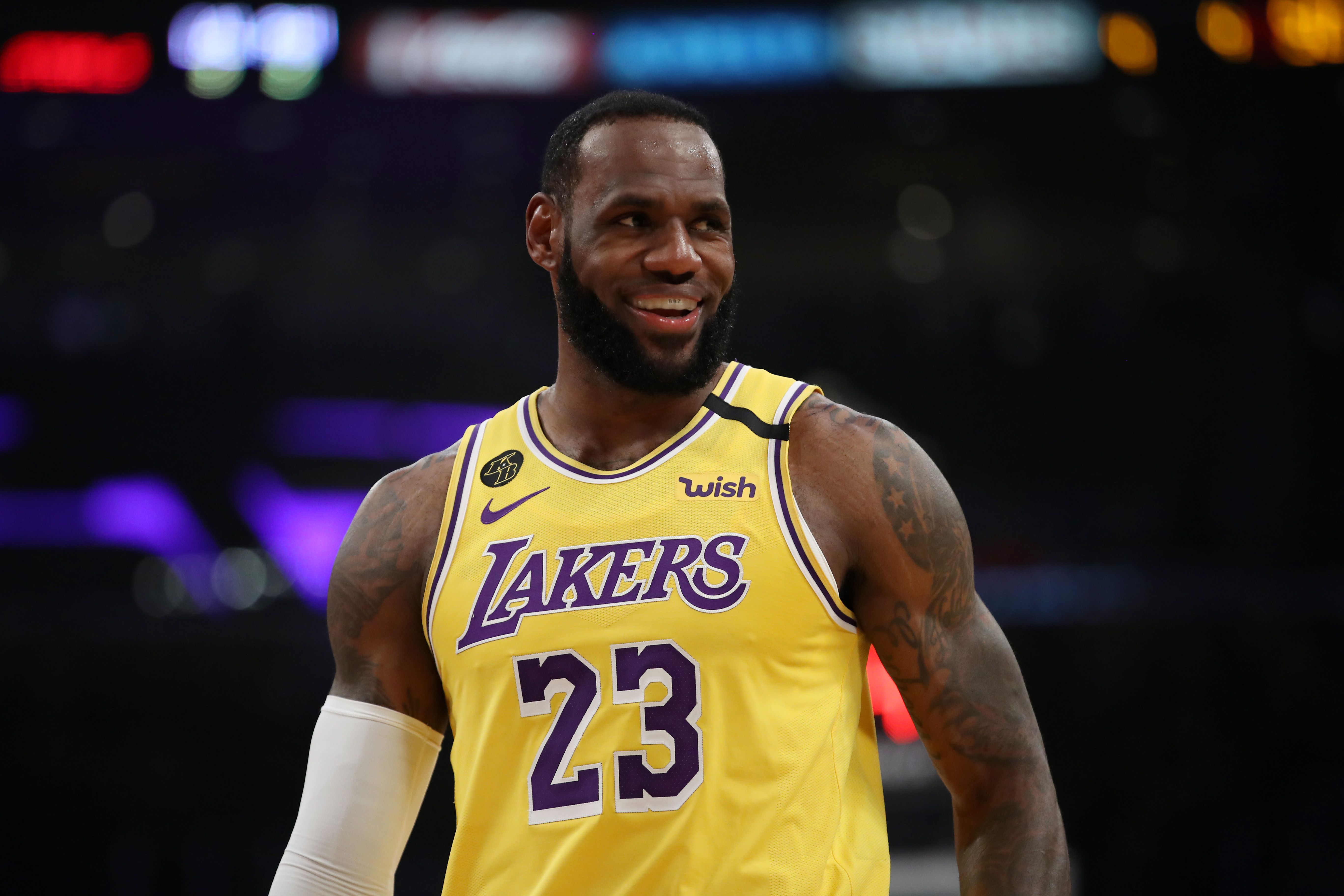 LeBron James Honors Kobe Bryant With Special Finger Band