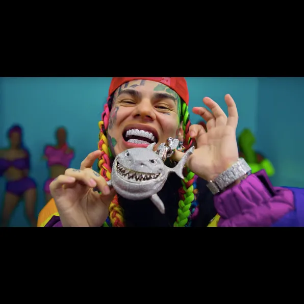 6ix9ine's "Finding Nemo" Chain In "GOOBA" Music Video Has The Internet ...