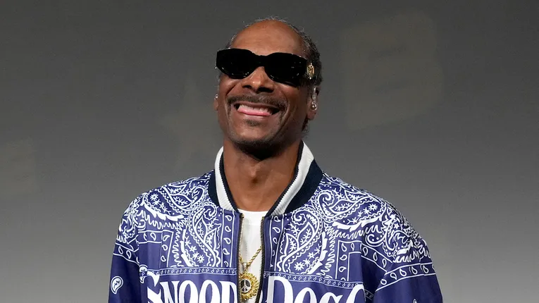 Snoop Dogg Tells Nardwuar About His Pet Cockroach, Gooch