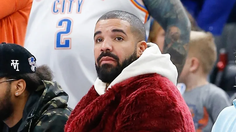 Drake Reveals Anita Max Win Chain During Drizzmas Live Stream With Adin ...