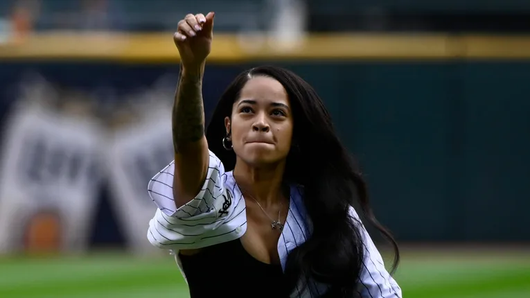 Ella Mai Sternly Shields Her Baby Boy's Face From Broadcast Cameras At ...
