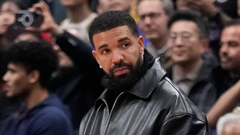 Drake Fans Beg Him For Money At Australian Concert