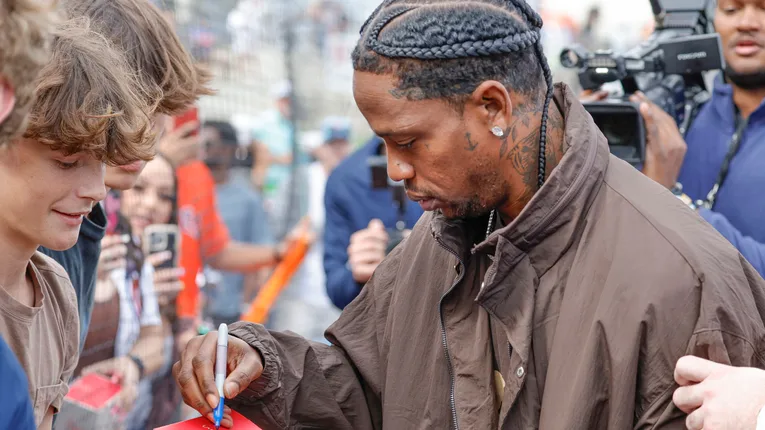 Travis Scott Shouts Out Justin Bieber's "SWAG" After Sales Battle