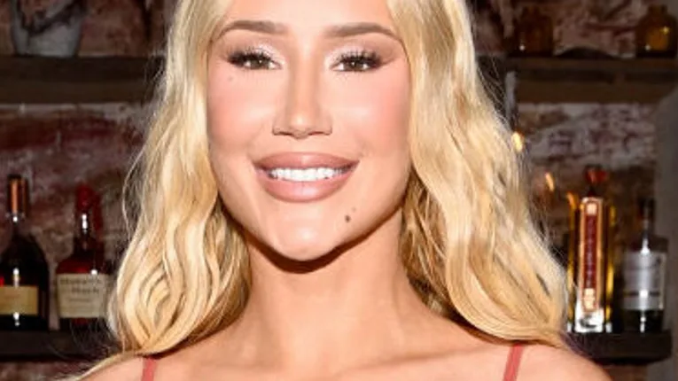Iggy Azalea Reveals Friend N3on, But Signed Him To Casino Deal