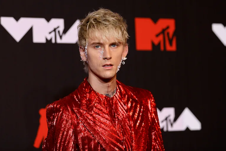 Machine Gun Kelly Brings Out A Classic Soulja Boy Dance For 2000s Night