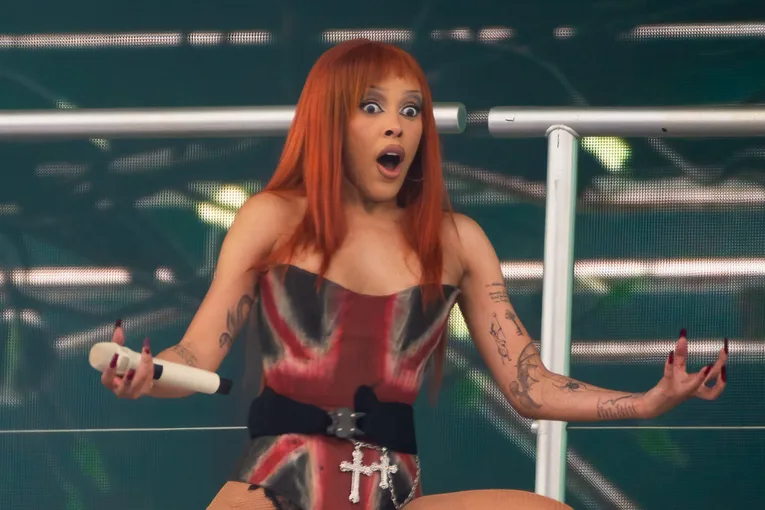 Doja Cat Left Speechless By Man's NSFW Interruption During Instagram ...