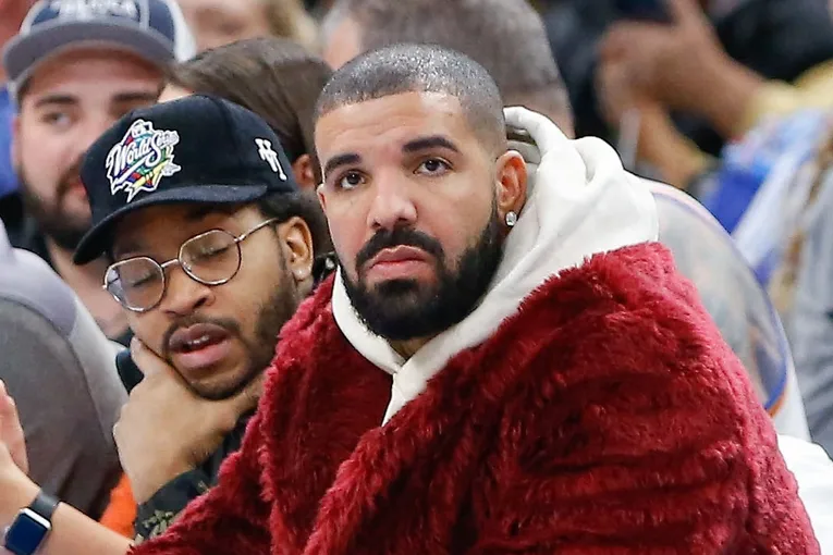 Drake Looks Unbothered In New Selfie Despite Kendrick Lamar Fans ...