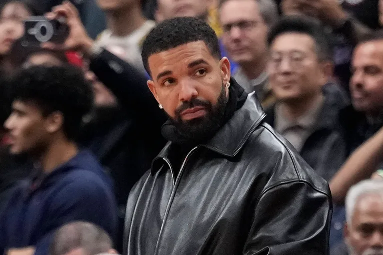 Drake Fans Beg Him For Money At Australian Concert