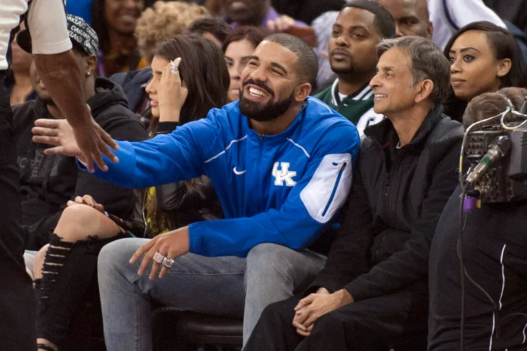 Drake Gifts $40,000 To Two Lucky Australian Fans At His Perth Show