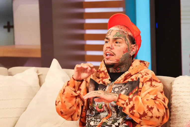 6ix9ine Cuts Off His Ankle Monitor Amid New Music Rollout