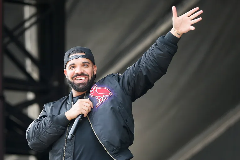 Drake Is All Smiles After Logan Paul Writes "OVO" In WWE Elimination ...