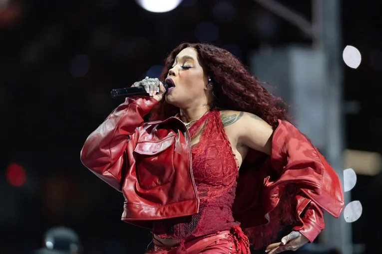 SZA Pre-Games With Fans At Not Beauty: Houston Pop-Up Before Grand ...