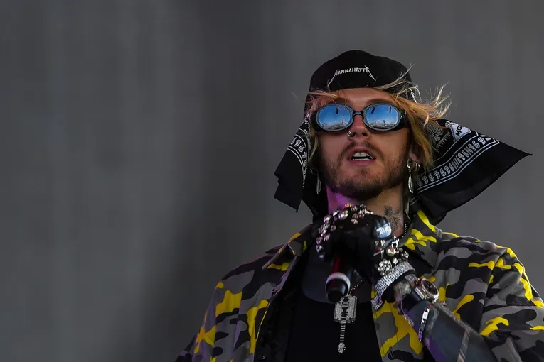 Machine Gun Kelly Responds To Homophobic Backlash Over His New Pop ...