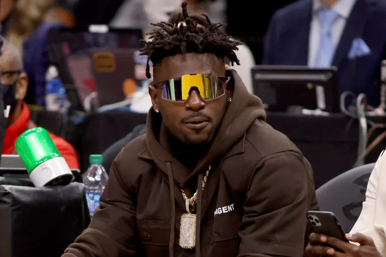 Antonio Brown Slams Woah Vicky For Fueling Relationship Rumors