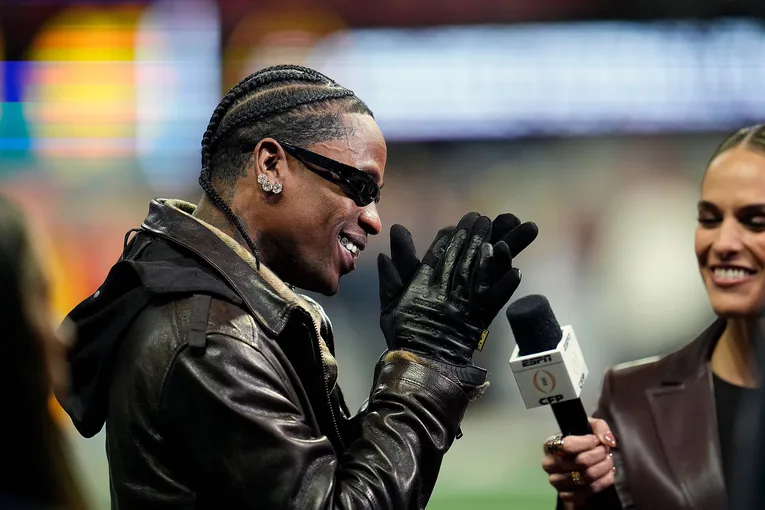 Travis Scott Cuts Leeds Festival Set Short For Mysterious Reasons