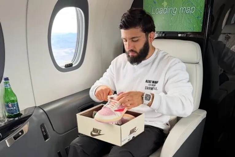 UFC Star Arman Tsarukyan Flexes Travis Scott x Jordan 1 Low On Private Jet