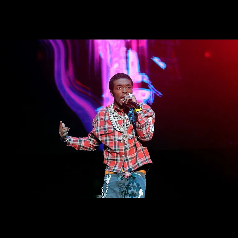 Lil Uzi Vert Debuts New Hairstyle & Brings Out Stacks Of Cash On Stage