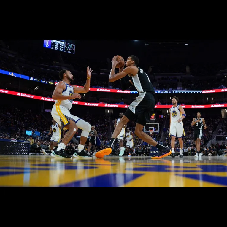 Stephen Curry Tries His Hardest To Win Jump Ball Over Victor Wembanyama ...