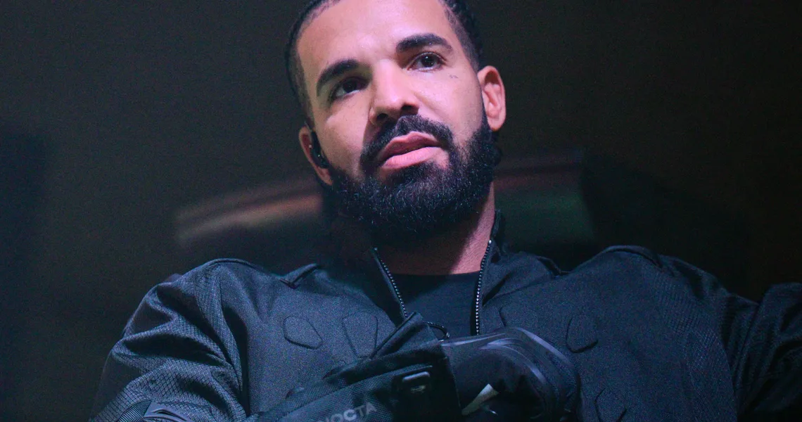 Drake Awkwardly Stares At Back-Flipping Tourist In Turks & Caicos: Watch